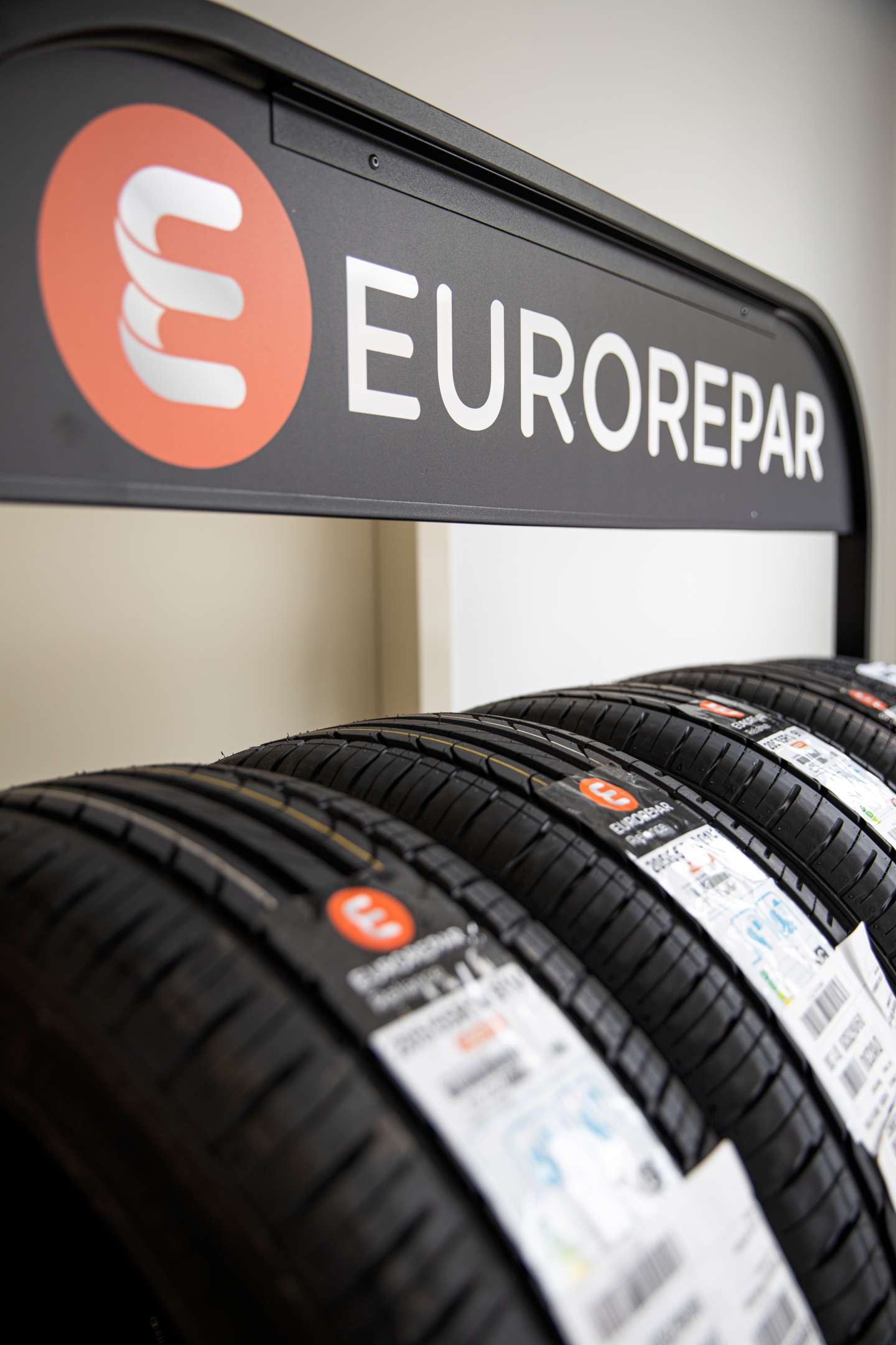 Het bord aan de gevel: Eurorepar Car Service