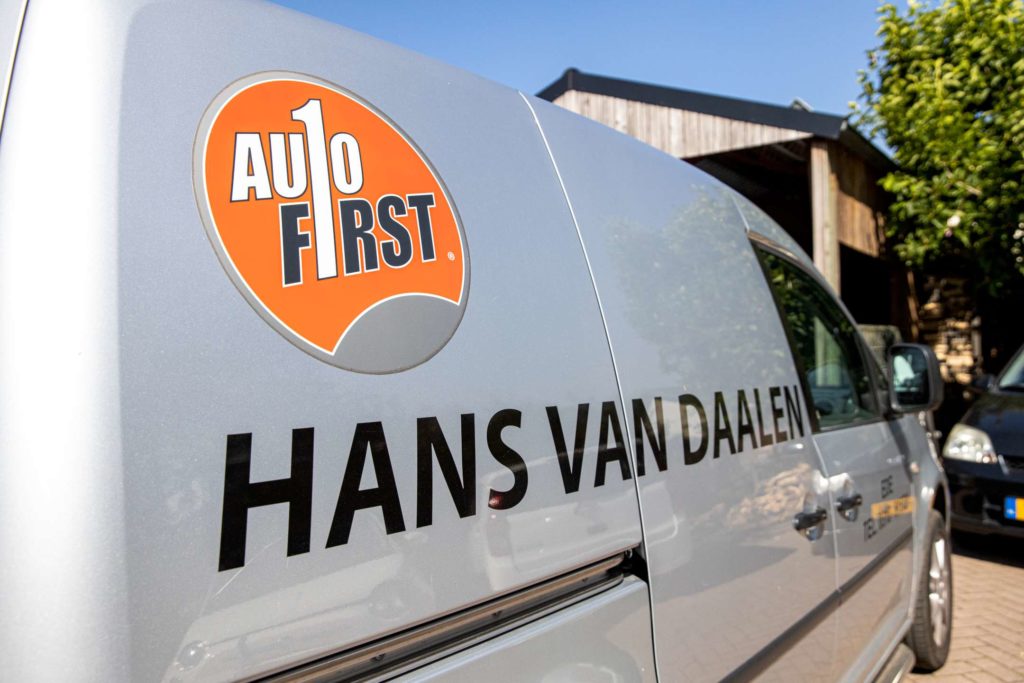 Het bord aan de gevel: AutoFirst