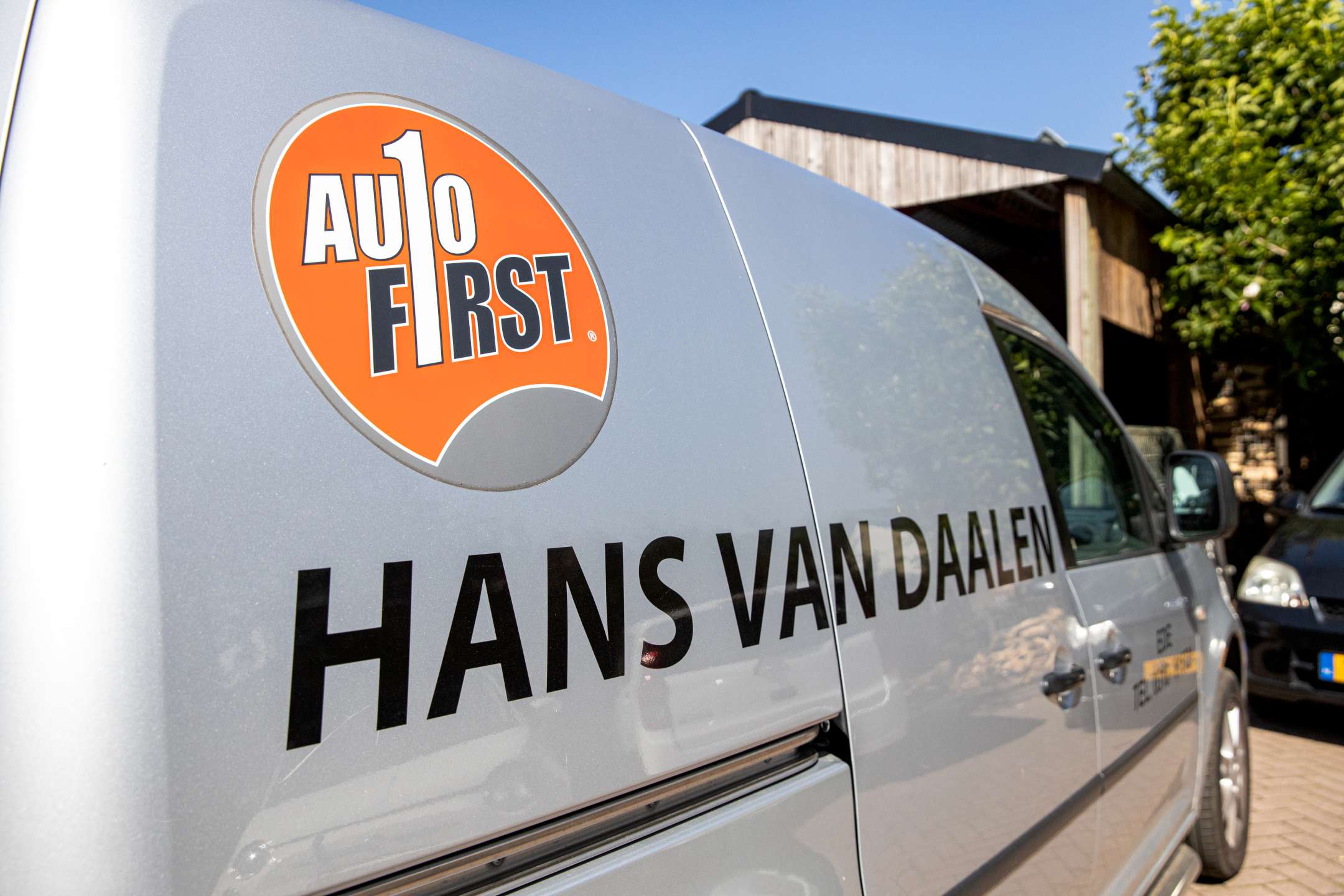 Het bord aan de gevel: AutoFirst
