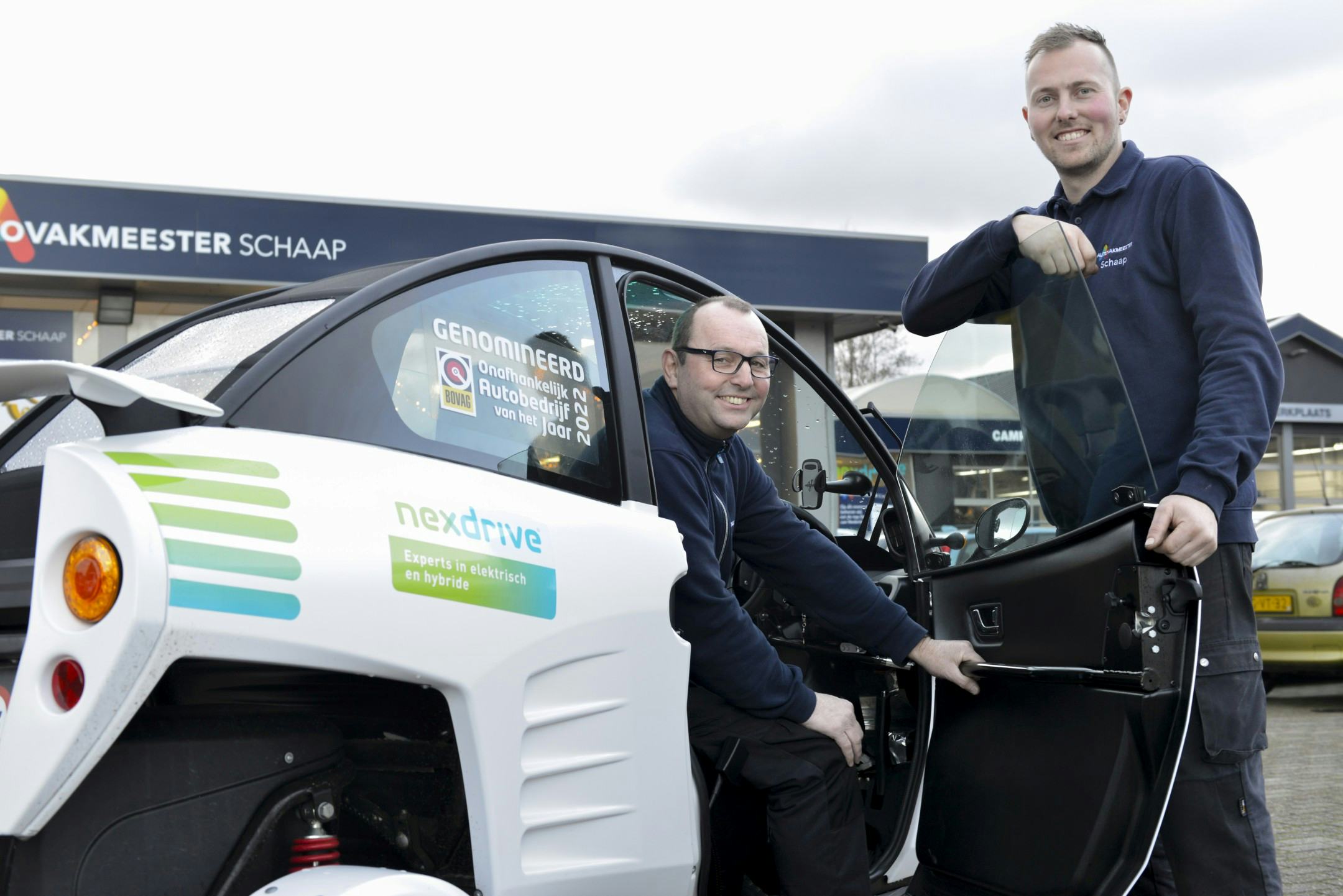 Het bord aan de gevel: Autovakmeester Schaap 'met EV-formule NexDrive ...