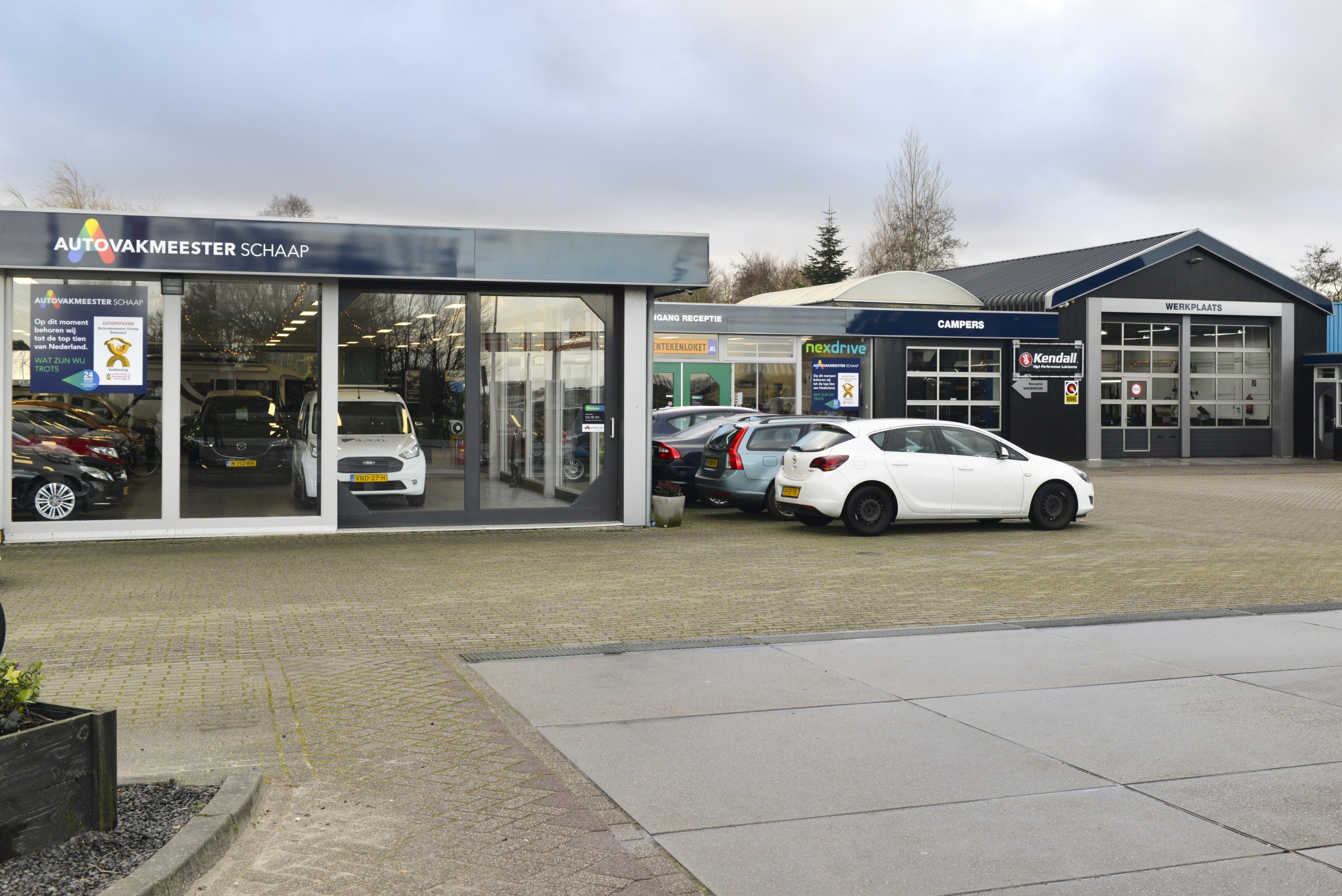 Het bord aan de gevel: Autovakmeester Schaap 'met EV-formule NexDrive ...