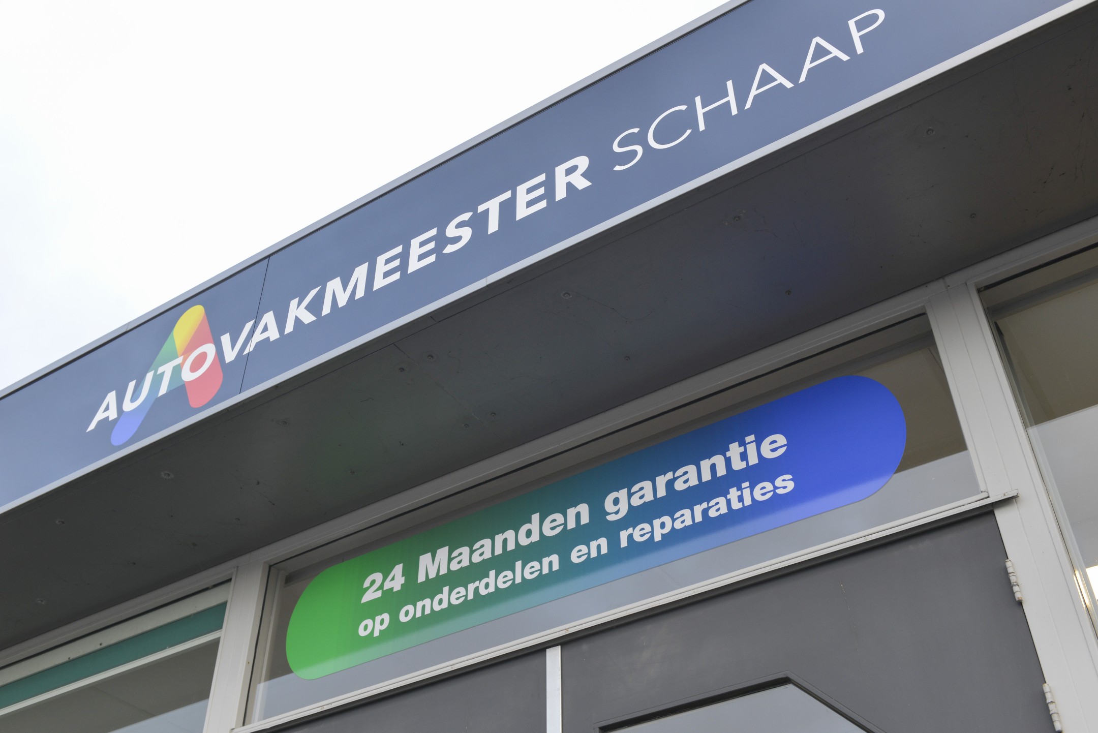 Het bord aan de gevel: Autovakmeester Schaap 'met EV-formule NexDrive ...